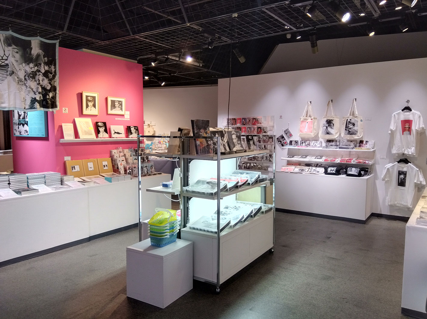 オードリー・ヘプバーン写真展「AUDREY in Cinema」が美術館「えき」で開幕しました。 | 株式会社クレヴィス